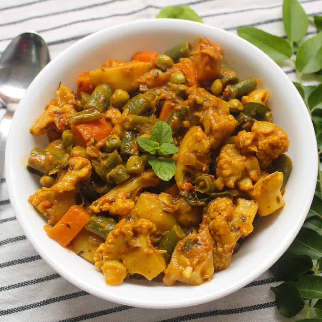 Easy Veggie Curry – Indian Vegetable Side Dish for Rice or Roti ...